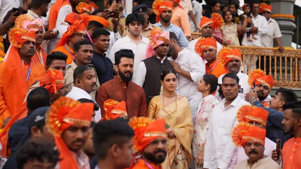 Riteish Deshmukh and Genelia Deshmukh seek blessings at Chhatrapati ...