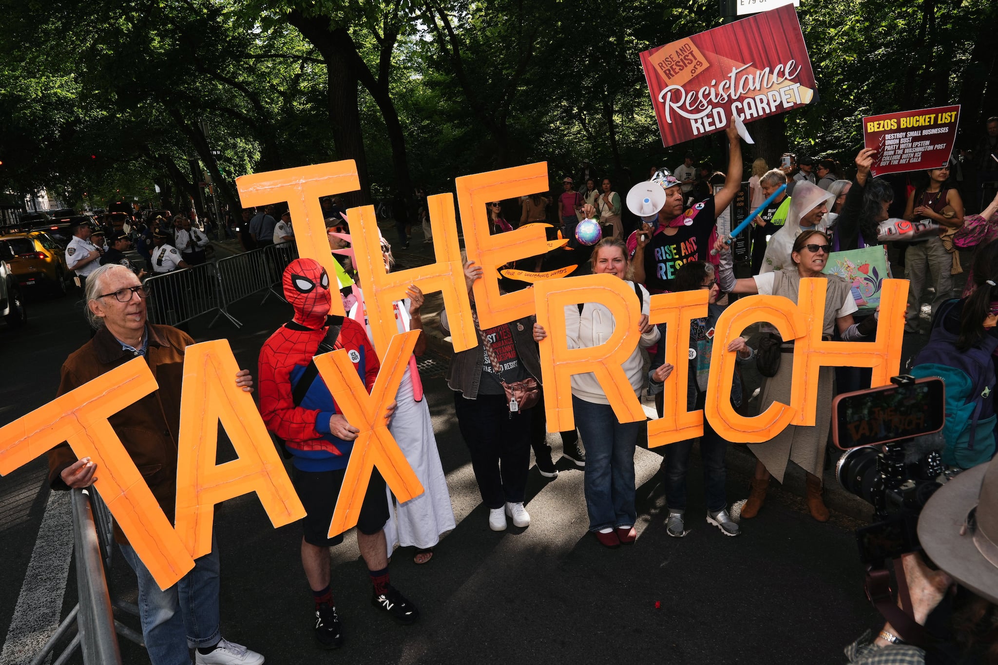 Protest against Jeff Bezos’ Met Gala erupts outside the venue, one ...