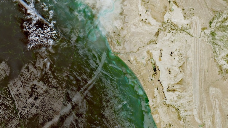 Explosions reported near Strait of Hormuz as Iran claims 'exchange of ...