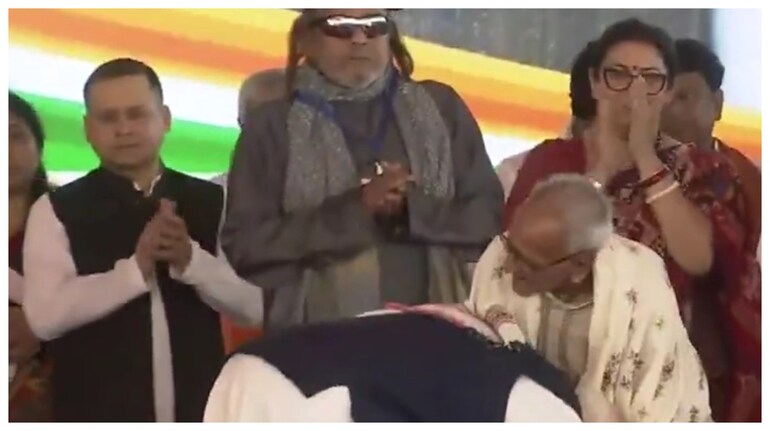 PM Modi touches feet of 98-year-old BJP worker Makhanlal Sarkar during ...