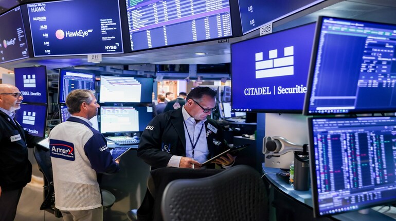 Oil climbs as US-Iran deadlock lifts bond yields