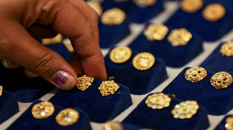 Gold drops Rs 2,800 to Rs 1.62 lakh per 10gm amid uncertainties on West ...