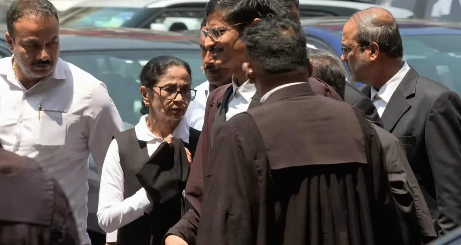 Chaos at Calcutta HC after lawyers shout ‘thief’ slogans at Mamata Banerjee