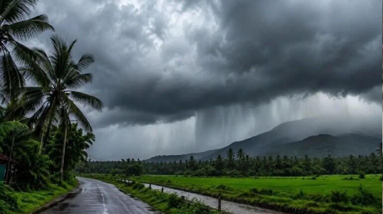 Heavy rain lashes Kerala as IMD issues yellow alert for nine districts