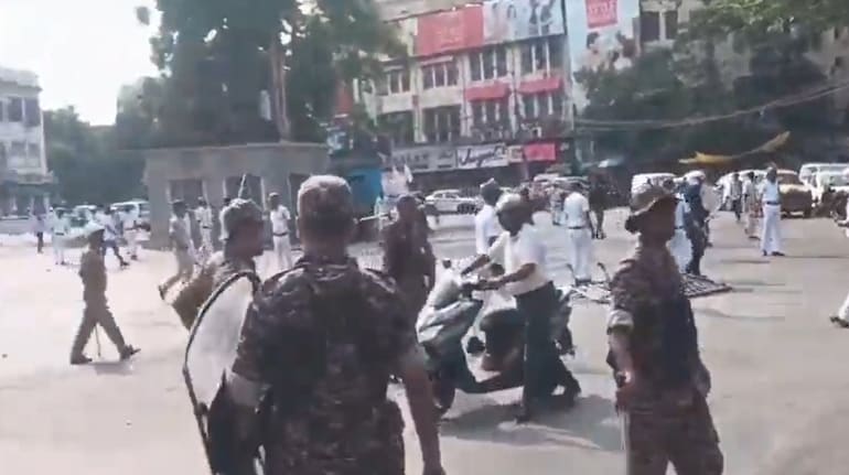 Protestors clash with police in Kolkata's Park Circus area over ...