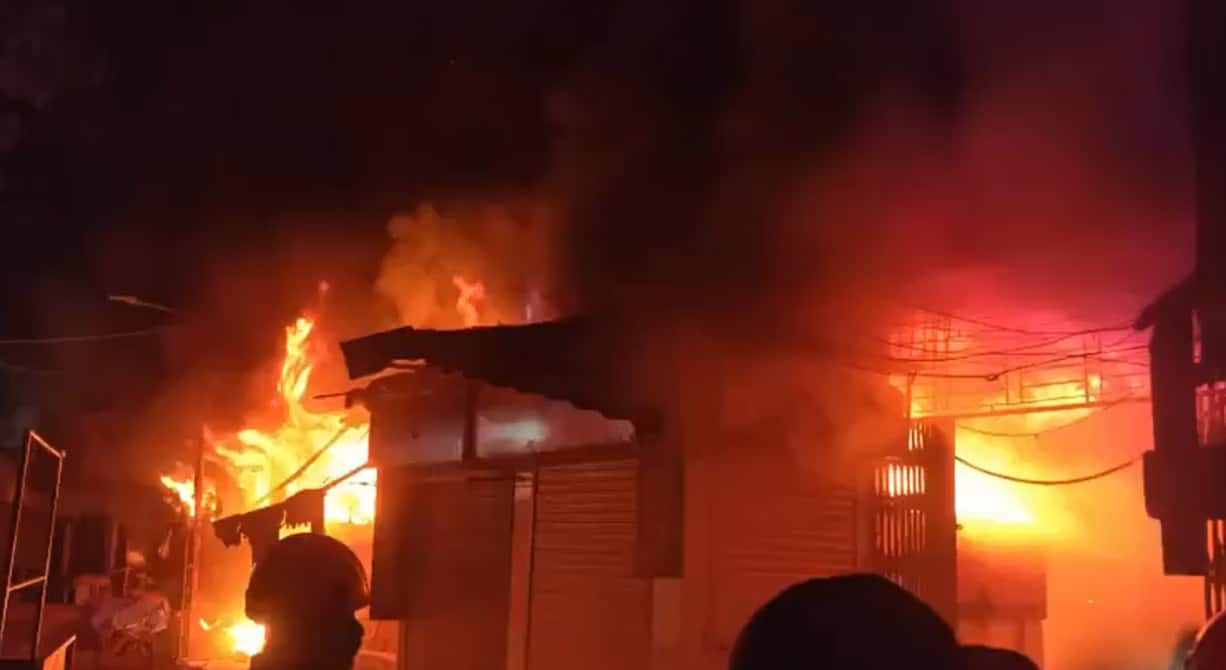 Massive fire breaks out at Thane market; firefighter, security guard ...