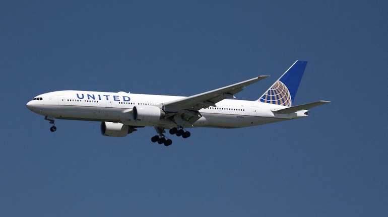 Passenger tries to open plane door at 36,000 Feet, United Airlines ...