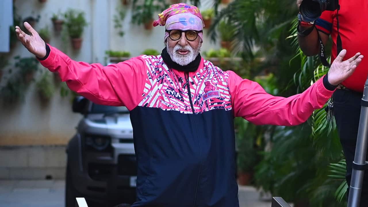 Amitabh Bachchan debunks hospitalisation rumours, greets fan outside ...