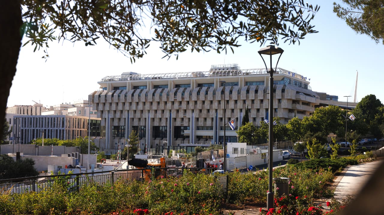 Israel cut interest rates as interim US-Iran deal edges closer