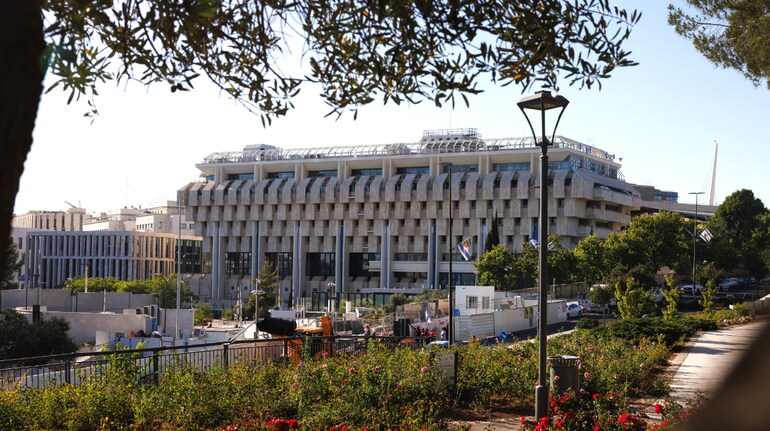 Israel cut interest rates as interim US-Iran deal edges closer