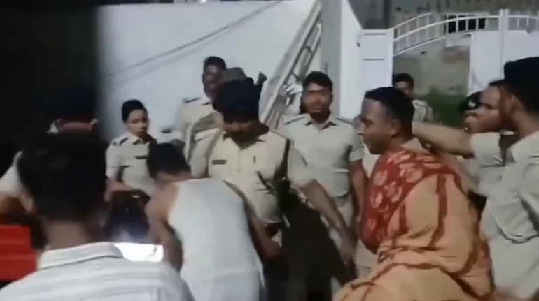 'Line me lagiye': Bihar cops, rifles in hand, frisked at gangster’s ...