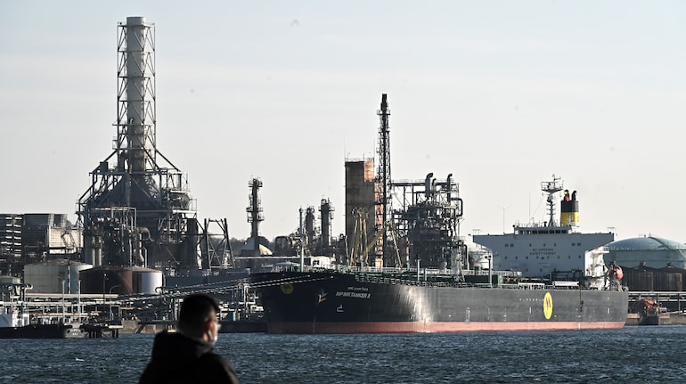 Japan set to secure more oil imports in May after April slump