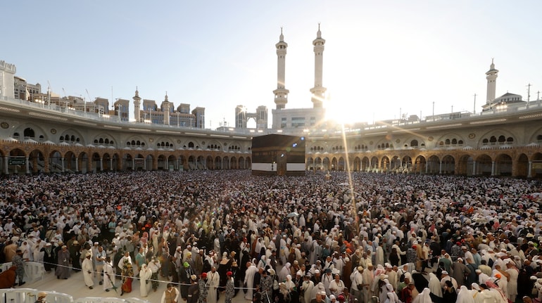 Burnt food, broken ACs, overcrowded rooms: Pakistani Haj pilgrims slam ...