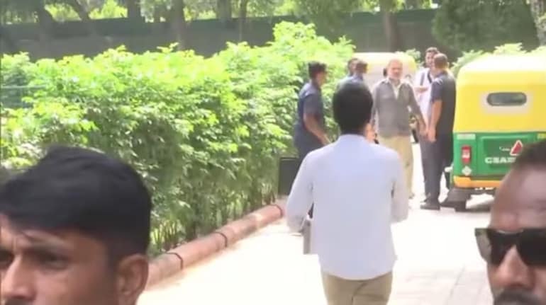 Rahul Gandhi wears auto driver's uniform, shares meal and promises to ...