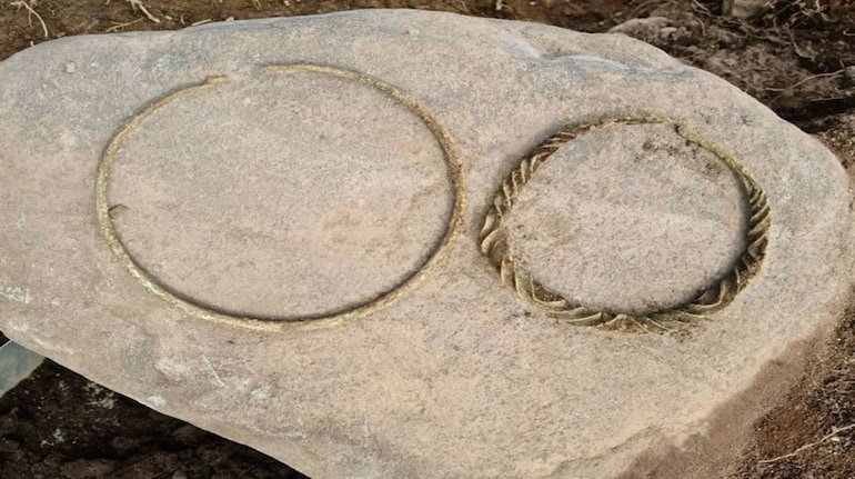 2,500-year old bronze age neck rings unearthed in Swedish grave ...