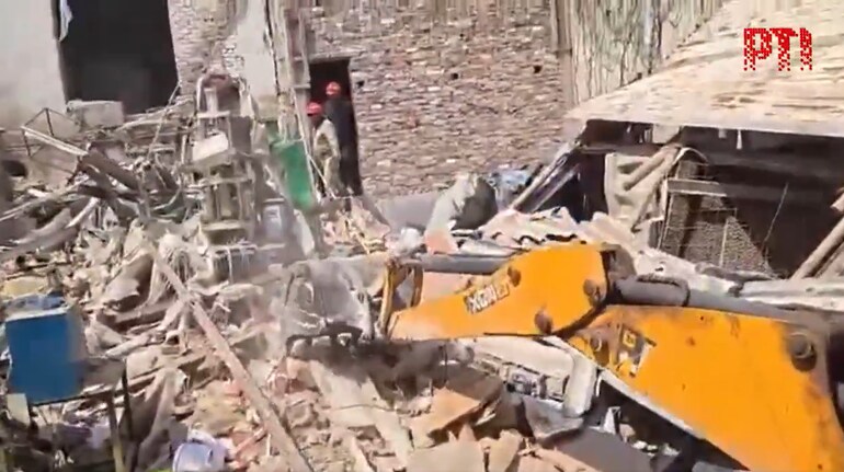 Building collapses after LPG blast in Delhi's Mukundpur, 11 wounded, 1 ...