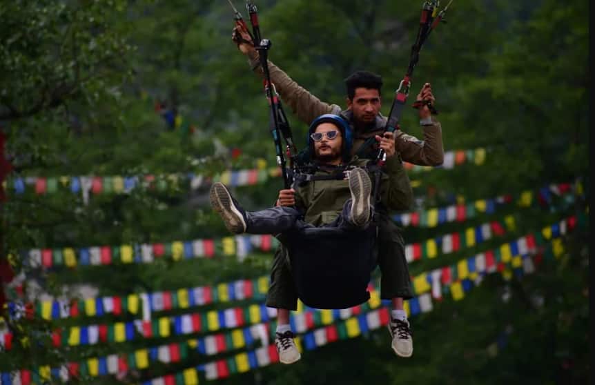 Indore lawyer recites Hanuman Chalisa while paragliding at 10,000 feet ...