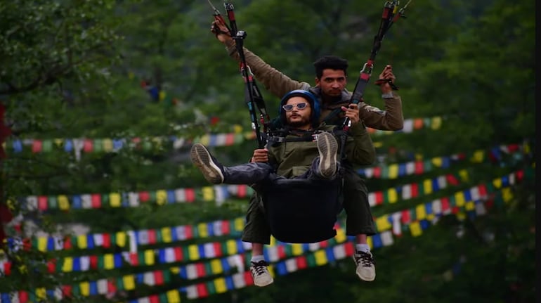 Indore lawyer recites Hanuman Chalisa while paragliding at 10,000 feet ...