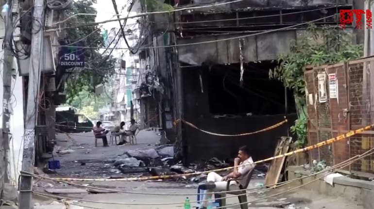 Malviya Nagar fire: Ropes, mattresses and bare hands - how locals ...