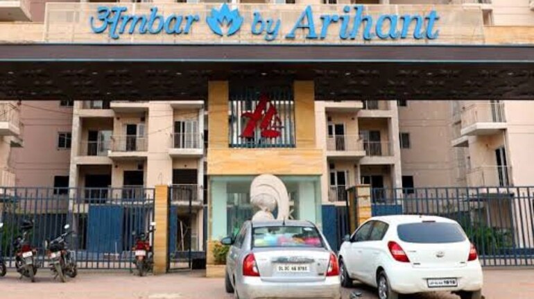 Greater Noida man dies after plaster falls from 19th floor; builder ...