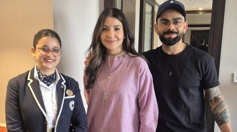 Anushka Sharma, Virat Kohli pose with fan in Ahmedabad, give sweet ...