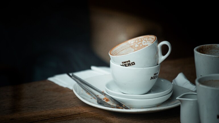 5 genius cleaning hacks to remove tea stains from mugs that actually work