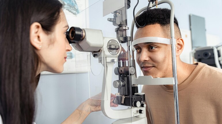 5 cataract symptoms that are often mistaken for ageing