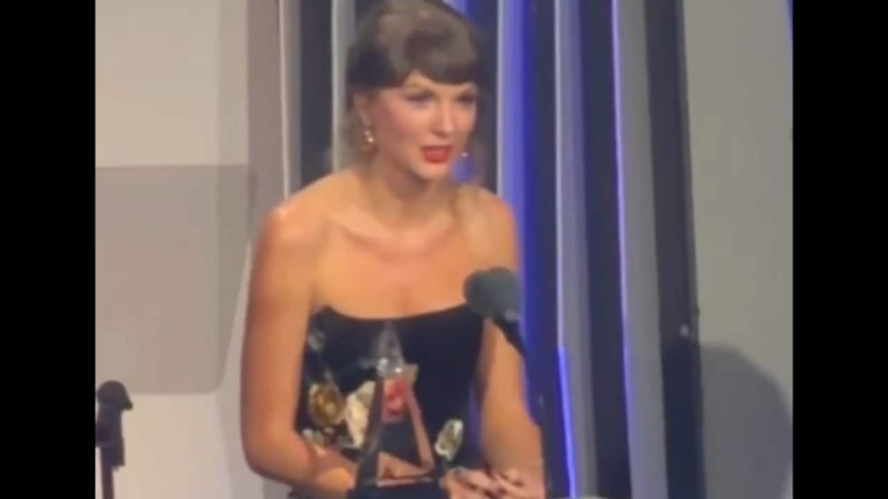 Taylor Swift breaks down crying as she thanks family at Songwriters ...