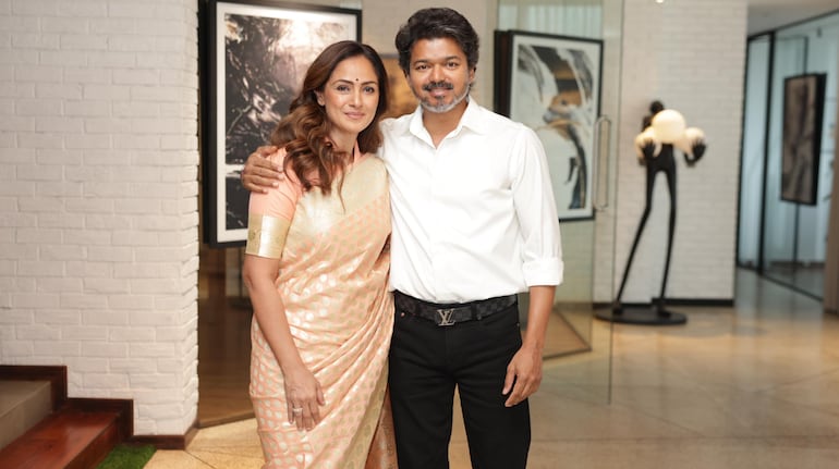 Simran reunites with Tamil Nadu CM Vijay with family after years ...