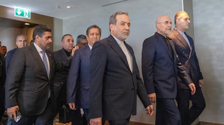 Symbolic snub: Iranian team skips joint photo with US officials in ...