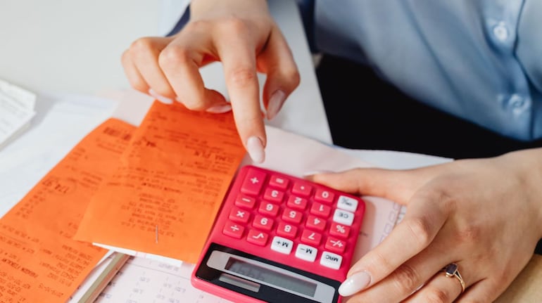 'I'm on tight budget': 26-year-old professional with Rs 82 lakh salary ...